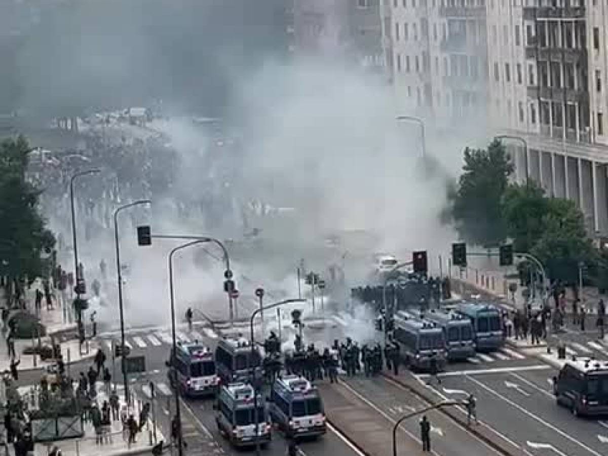 VIDEO: Scontri a Milano: tensione in via Vittor Pisani durante la ...