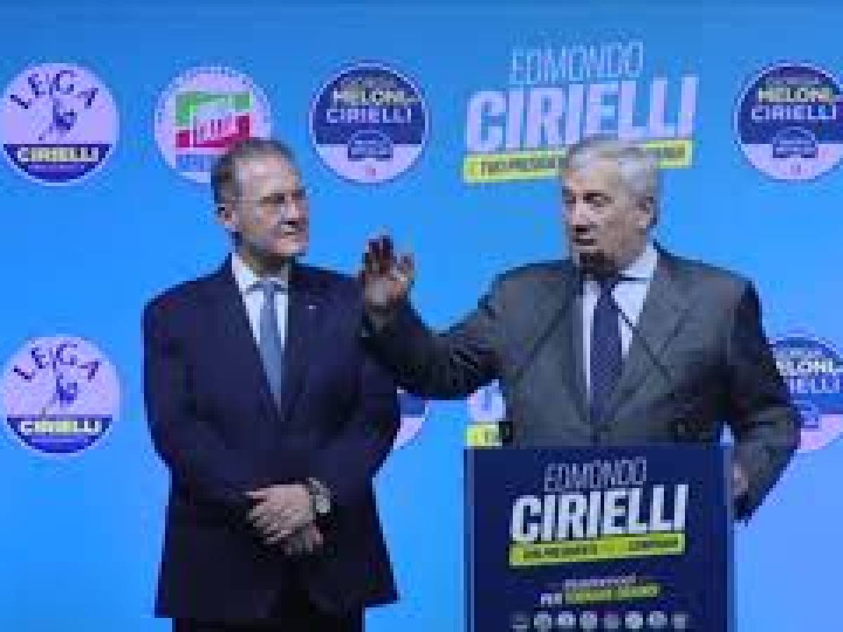 VIDEO: Tajani ricorda Berlusconi a comizio Napoli, la platea grida ...