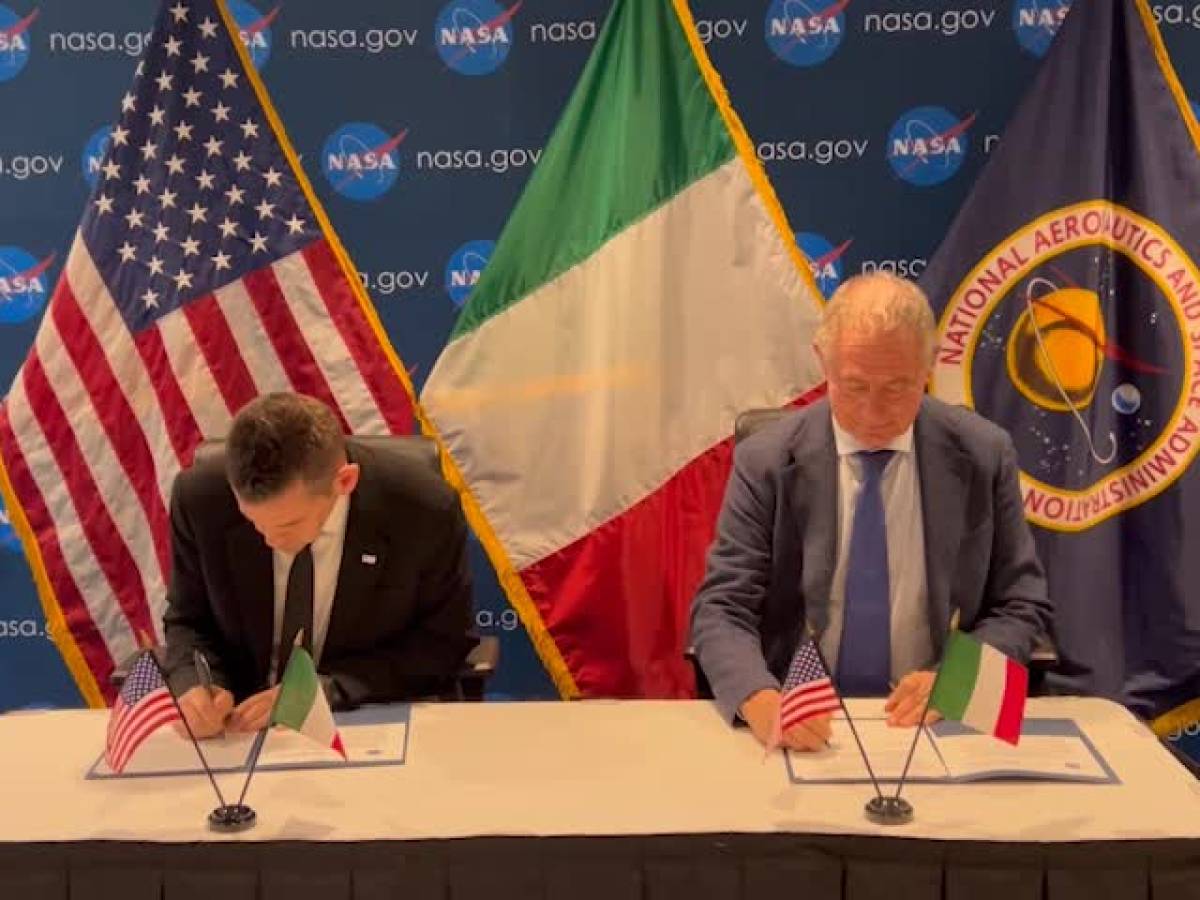 VIDEO: Urso firma l'accordo alla Nasa: un italiano andrà sulla Luna ...