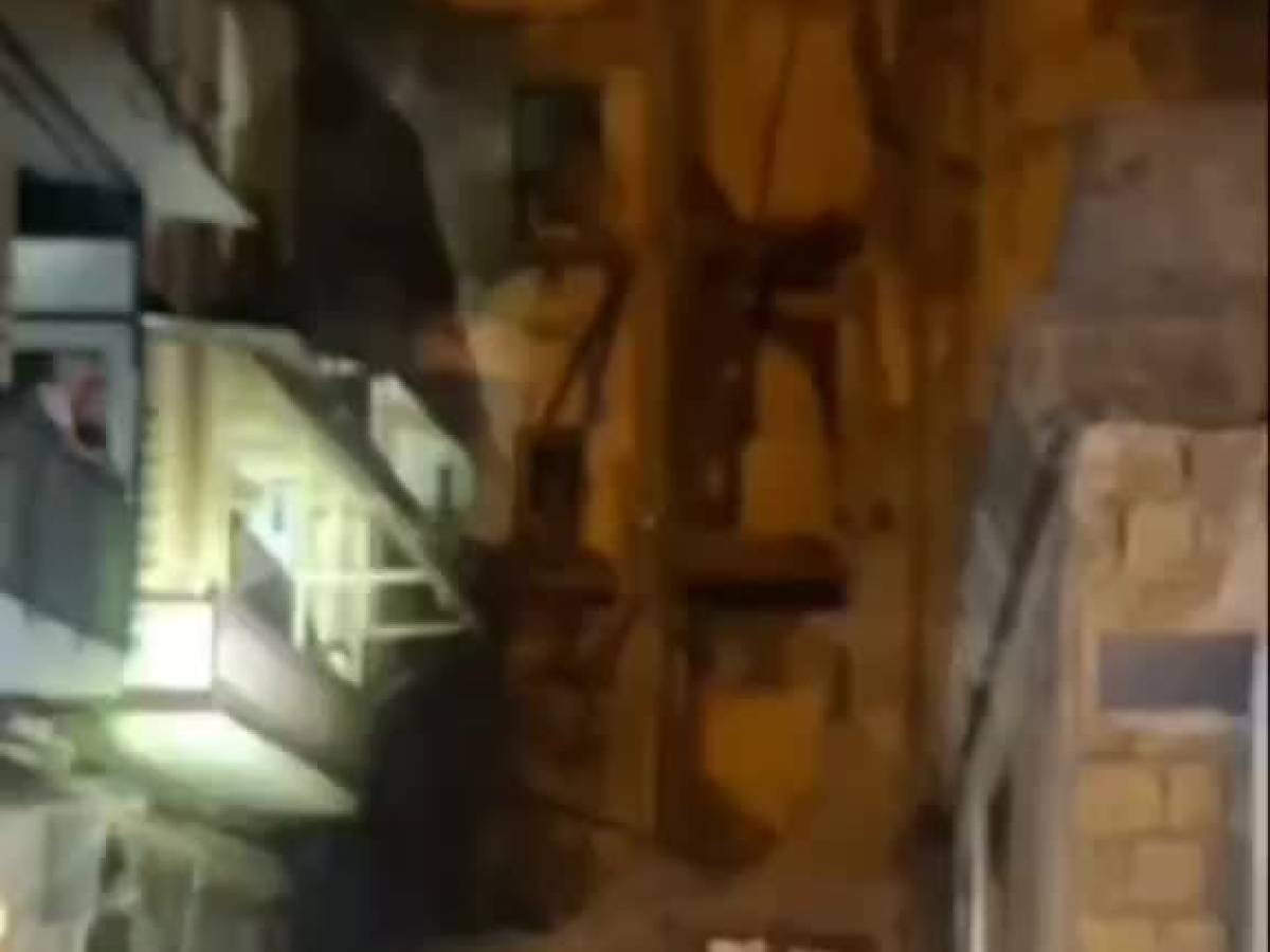 VIDEO: Crolla palazzo disabitato, si cerca tra macerie - il Giornale