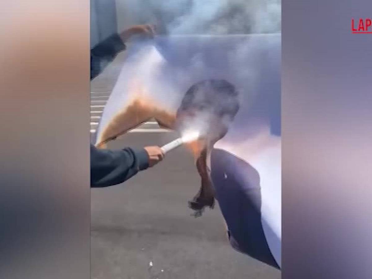 VIDEO: Studenti in piazza a La Sapienza: bruciata l'immagine di Salvini ...