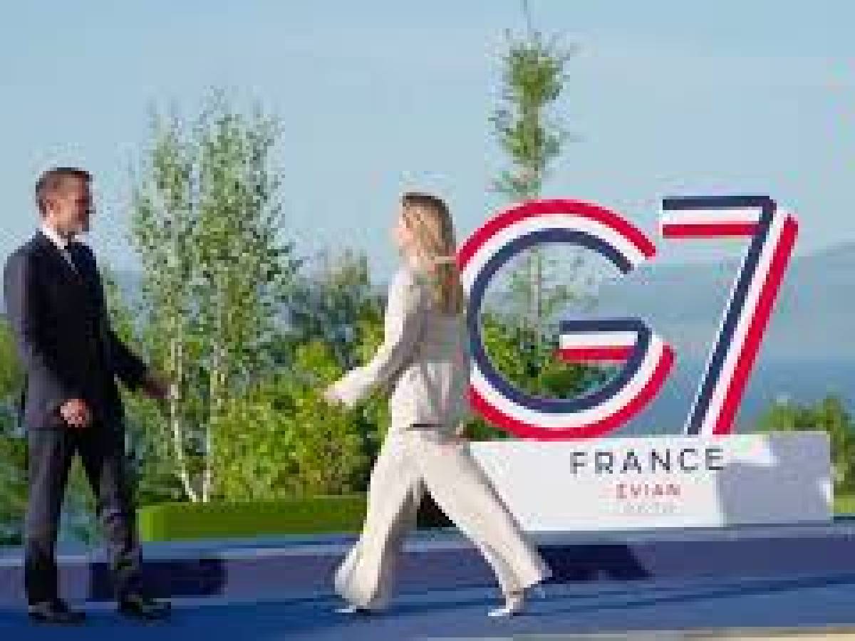 VIDEO: Meloni arriva al G7 Evian, baci sulle guance coi "padroni di ...