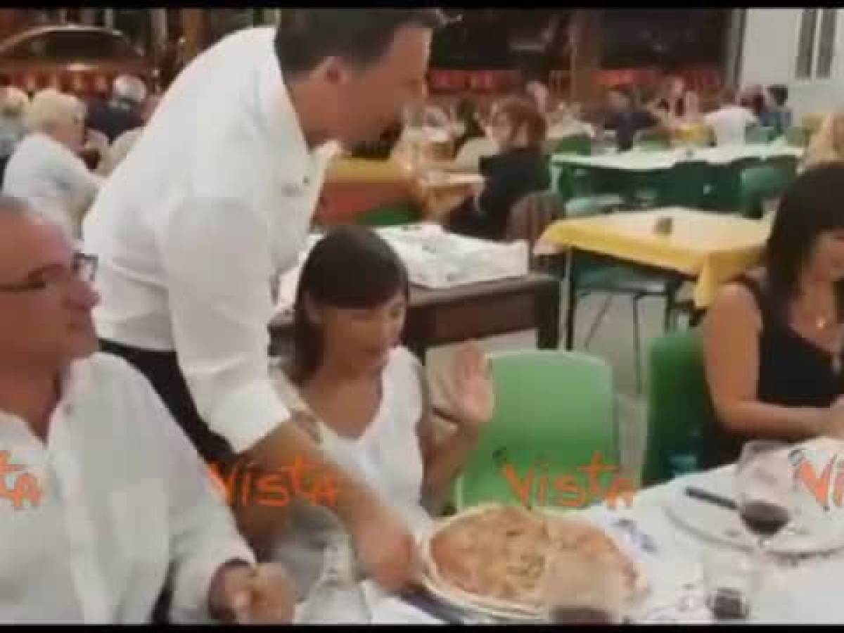 VIDEO: Renzi in versione cameriere: serve la pizza alla Festa dell ...