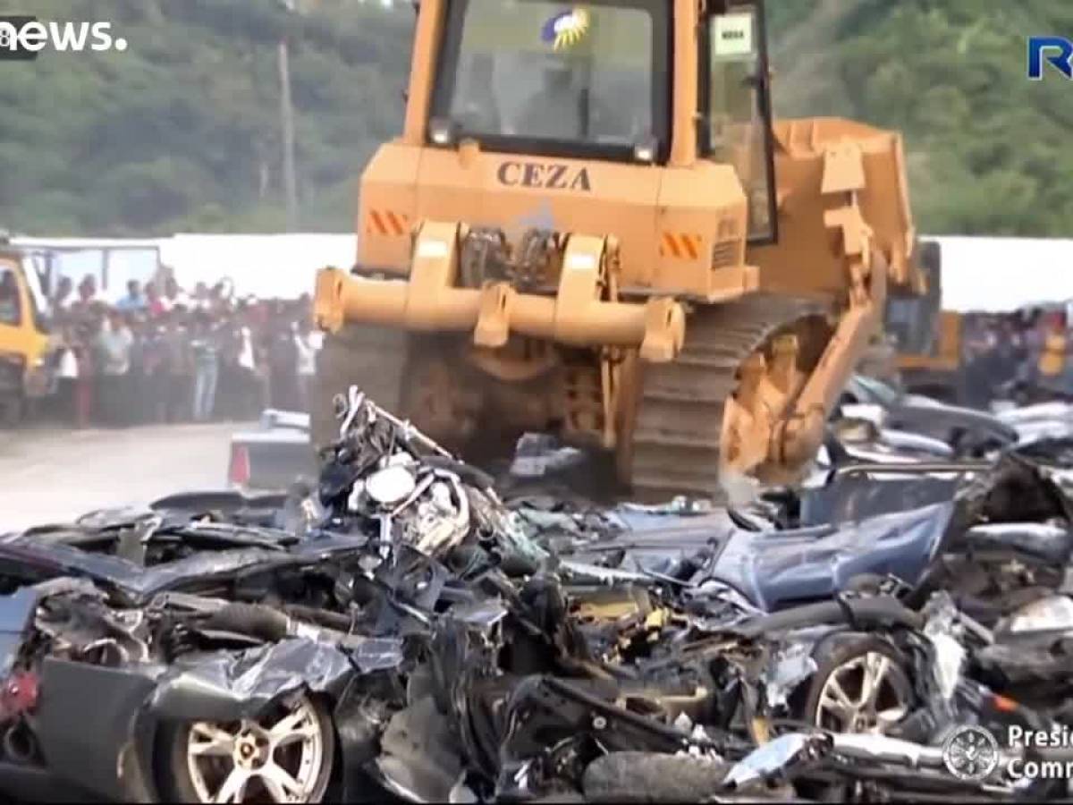 VIDEO: Filippine, bulldozer distrugge Porsche e Lamborghini - il Giornale