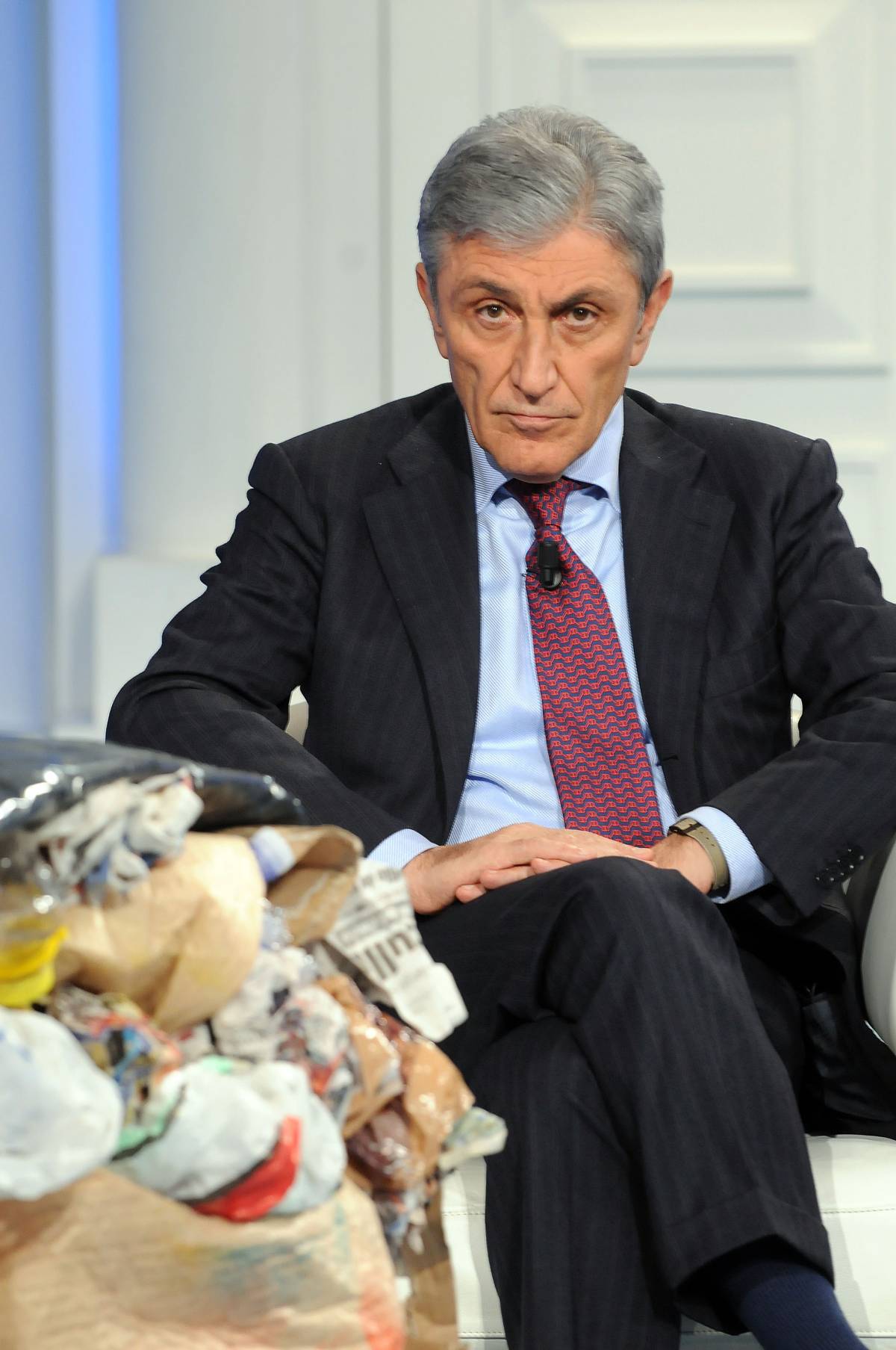 Rifiuti, Bassolino a giudizio. Pdl: "Si dimetta" - il Giornale