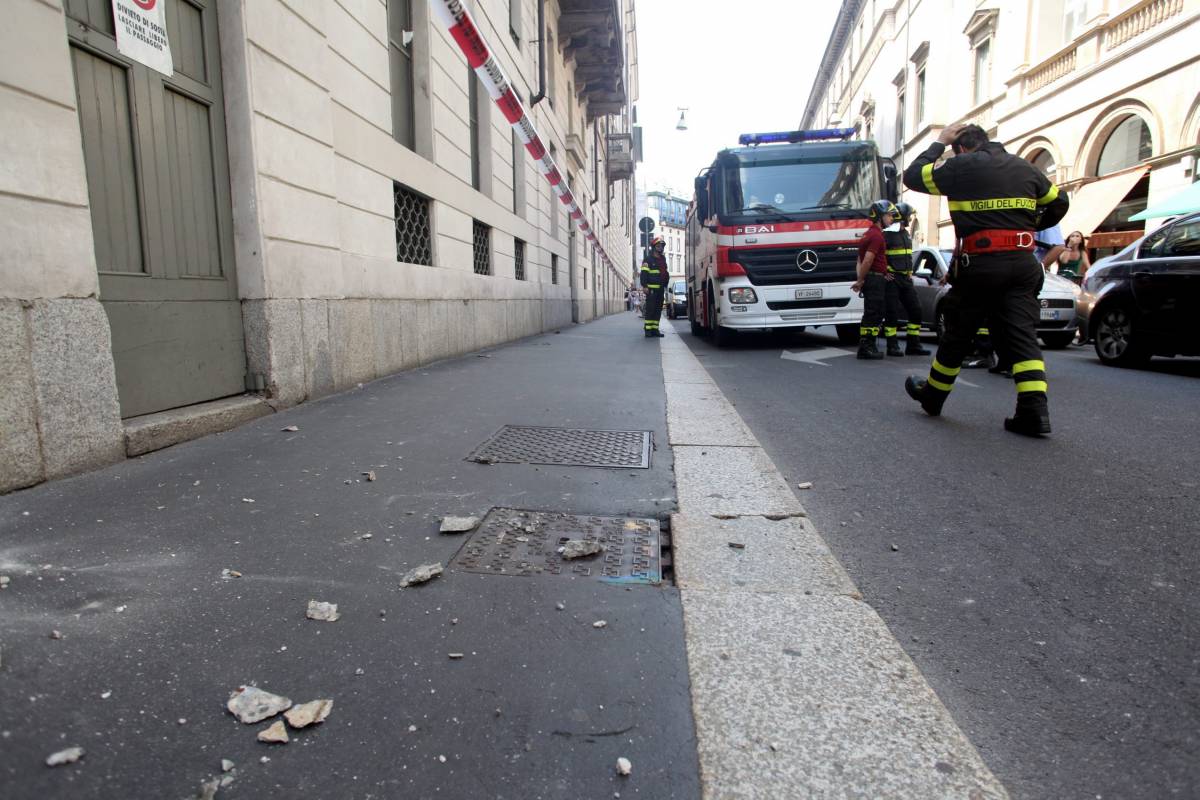 Scala, si stacca un pezzo di cornicione - ilGiornale.it Scala, si stacca un pezzo di cornicione - ilGiornale.it