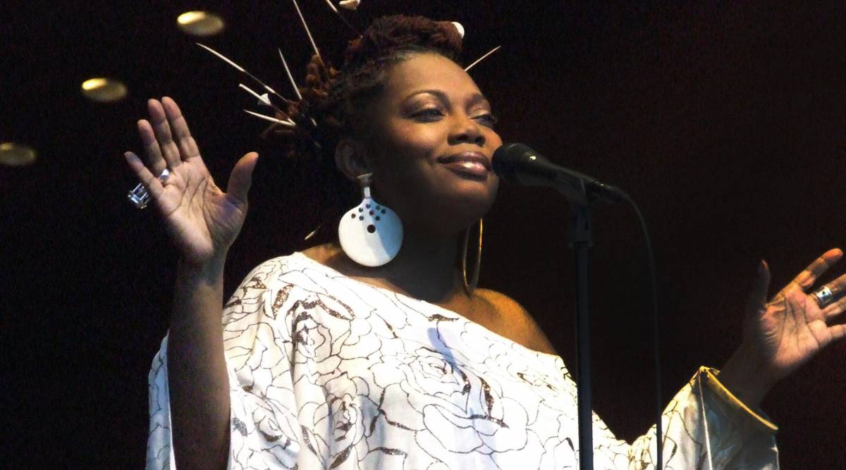 La voce di Dee Alexander vibra come le corde della chitarra di Hendrix ...