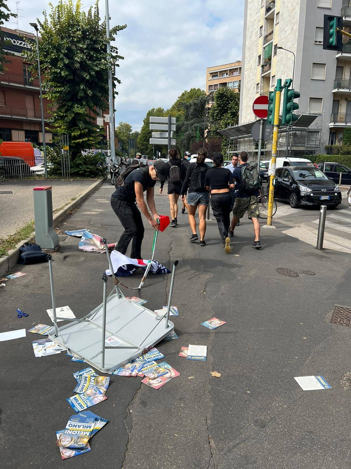 Assaltato Il Gazebo Di Fratelli D Italia In Viale Papiniano IlGiornale it assaltato-il-gazebo-di-fratelli-d-italia-in-viale-papiniano-ilgiornale-it